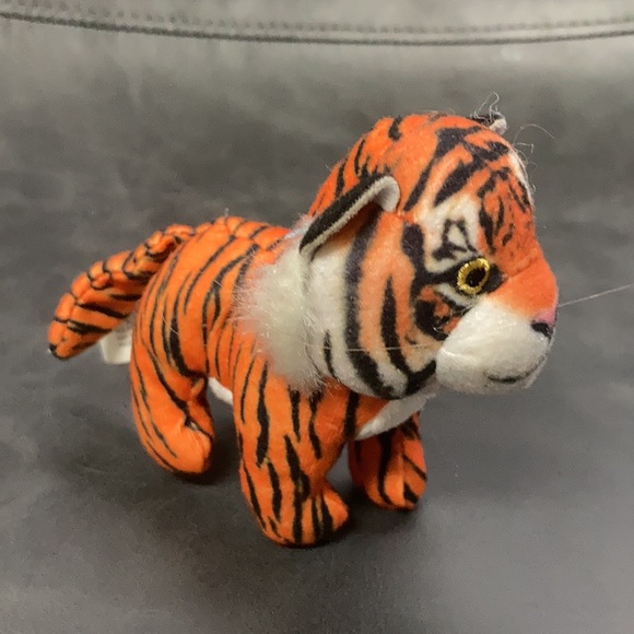 National Geographic KIDS | Toys | Big Tiger Big Eyes Furry Beard Laying ...